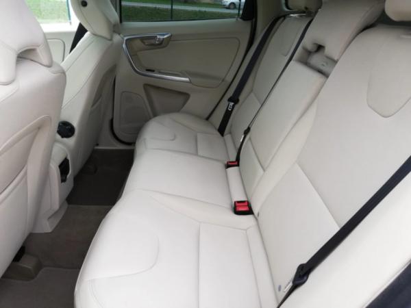 White Volvo XC60 2013 in Riga, with an engine capacity of 2.40 L and mileage of 326 thousand km for 12500 €, photo 7 on AUTOMOTO.COM.LV