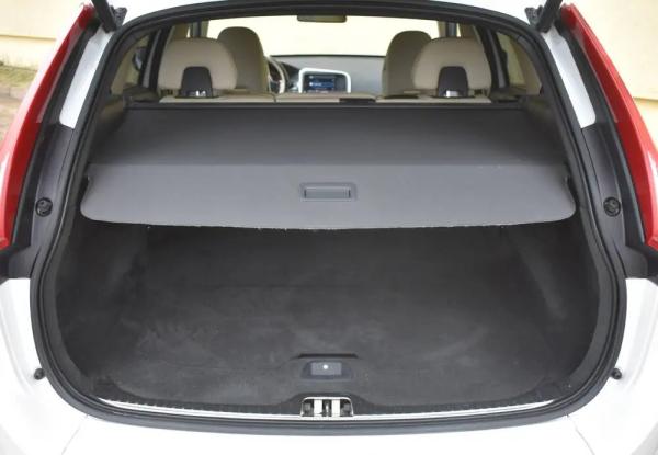 White Volvo XC60 2013 in Talsi, with an engine capacity of 2.40 L and mileage of 241 thousand km for 9500 €, photo 9 on AUTOMOTO.COM.LV