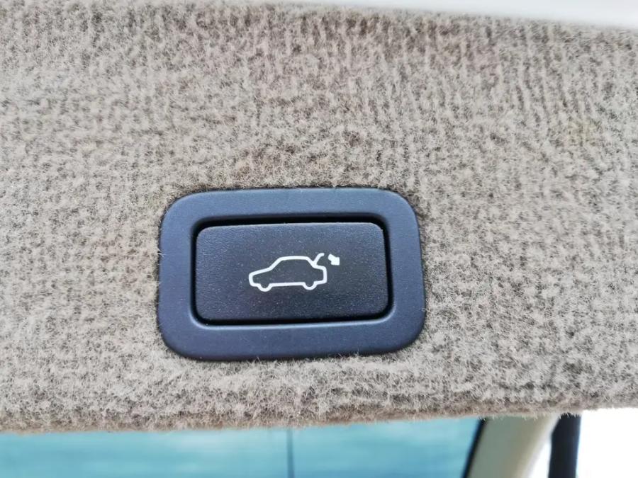 Balts Volvo XC60 2013 Saldus, ar dzinēja tilpumu 2.40 L un nobraukumu 326 tūkst. km par 12200 €, foto 15 vietnē AUTOMOTO.COM.LV
