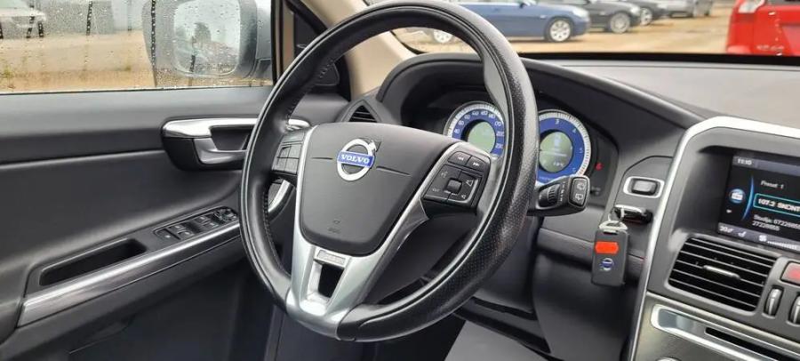 Balts Volvo XC60 2013 Rīga, ar dzinēja tilpumu 2.40 L un nobraukumu 280 tūkst. km par 11900 €, foto 23 vietnē AUTOMOTO.COM.LV
