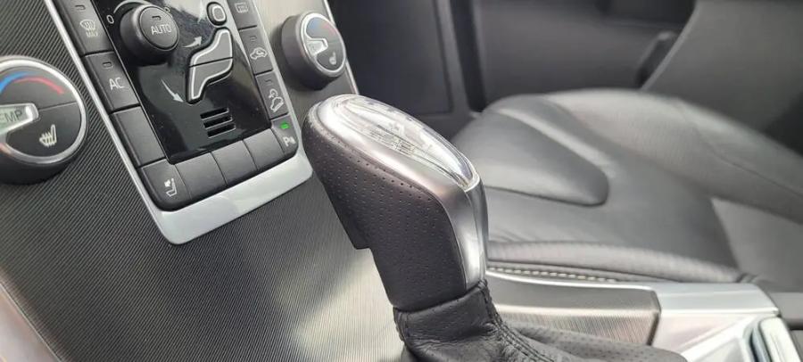Balts Volvo XC60 2013 Rīga, ar dzinēja tilpumu 2.40 L un nobraukumu 280 tūkst. km par 11900 €, foto 24 vietnē AUTOMOTO.COM.LV