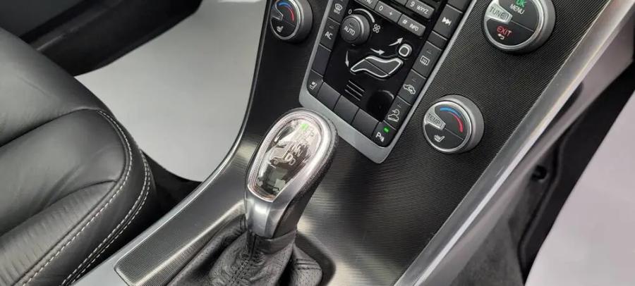 Balts Volvo XC60 2013 Rīga, ar dzinēja tilpumu 2.40 L un nobraukumu 280 tūkst. km par 11900 €, foto 25 vietnē AUTOMOTO.COM.LV