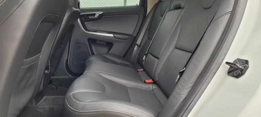 Balts Volvo XC60 2013 Rīga, ar dzinēja tilpumu 2.40 L un nobraukumu 280 tūkst. km par 11900 €, foto 28 vietnē AUTOMOTO.COM.LV