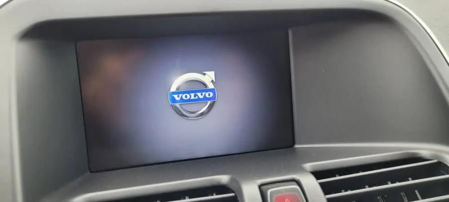 Balts Volvo XC60 2013 Rīga, ar dzinēja tilpumu 2.40 L un nobraukumu 280 tūkst. km par 11900 €, foto 31 vietnē AUTOMOTO.COM.LV