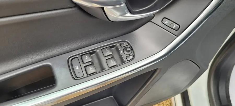 Balts Volvo XC60 2013 Rīga, ar dzinēja tilpumu 2.40 L un nobraukumu 280 tūkst. km par 11900 €, foto 35 vietnē AUTOMOTO.COM.LV