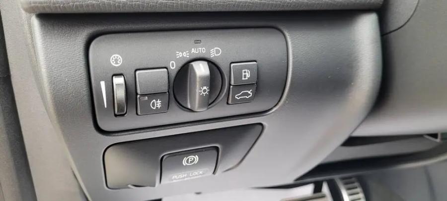 Balts Volvo XC60 2013 Rīga, ar dzinēja tilpumu 2.40 L un nobraukumu 280 tūkst. km par 11900 €, foto 36 vietnē AUTOMOTO.COM.LV