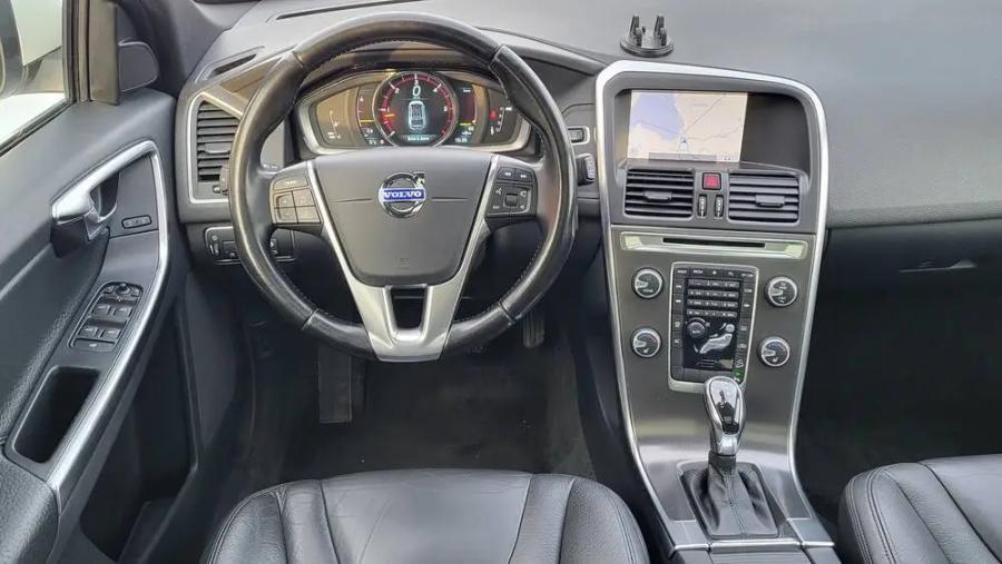 Balts Volvo XC60 2013 Rīga, ar dzinēja tilpumu 2.40 L un nobraukumu 311 tūkst. km par 9990 €, foto 7 vietnē AUTOMOTO.COM.LV