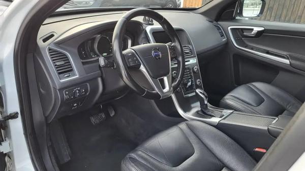 Balts Volvo XC60 2013 Rīga, ar dzinēja tilpumu 2.40 L un nobraukumu 311 tūkst. km par 9990 €, foto 8 vietnē AUTOMOTO.COM.LV