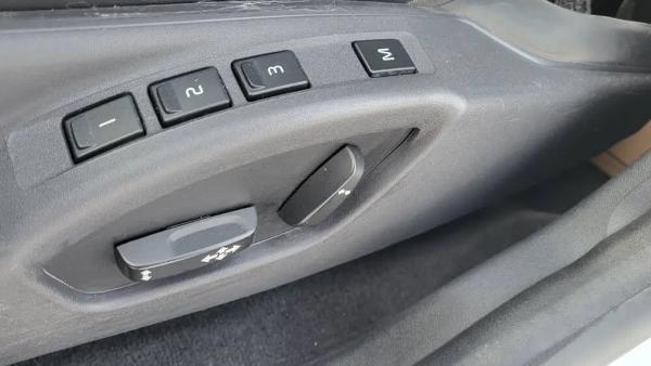 Balts Volvo XC60 2013 Rīga, ar dzinēja tilpumu 2.40 L un nobraukumu 311 tūkst. km par 9990 €, foto 9 vietnē AUTOMOTO.COM.LV