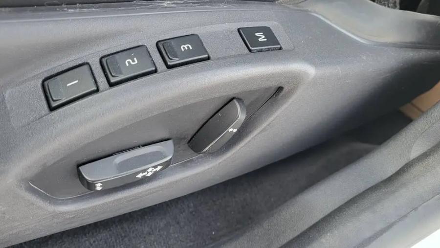 Balts Volvo XC60 2013 Rīga, ar dzinēja tilpumu 2.40 L un nobraukumu 311 tūkst. km par 9990 €, foto 10 vietnē AUTOMOTO.COM.LV