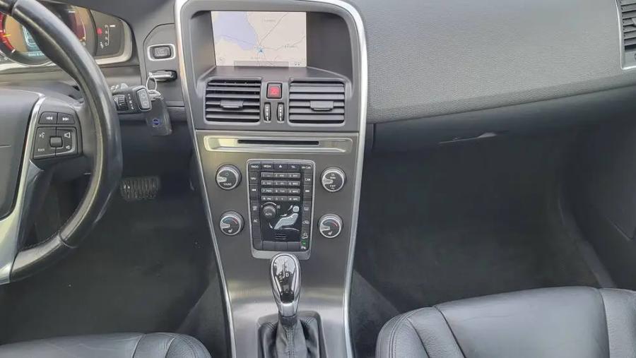 Balts Volvo XC60 2013 Rīga, ar dzinēja tilpumu 2.40 L un nobraukumu 311 tūkst. km par 9990 €, foto 11 vietnē AUTOMOTO.COM.LV