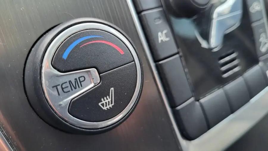 Balts Volvo XC60 2013 Rīga, ar dzinēja tilpumu 2.40 L un nobraukumu 311 tūkst. km par 9990 €, foto 16 vietnē AUTOMOTO.COM.LV