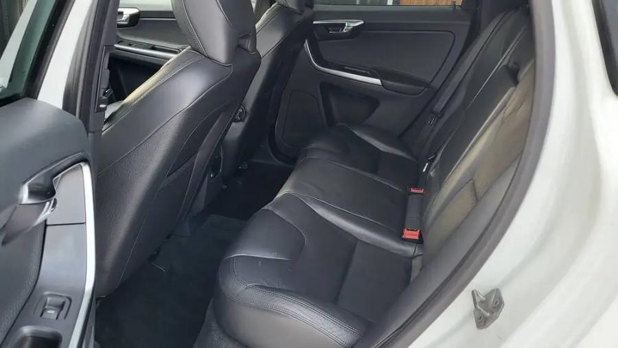 Balts Volvo XC60 2013 Rīga, ar dzinēja tilpumu 2.40 L un nobraukumu 311 tūkst. km par 9990 €, foto 18 vietnē AUTOMOTO.COM.LV