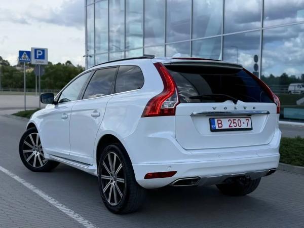White Volvo XC60 2013 in Rezekne, with an engine capacity of 2.40 L and mileage of 237 thousand km for 13990 €, photo 4 on AUTOMOTO.COM.LV