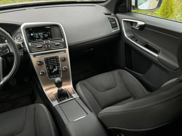 Balts Volvo XC60 2013 Rīga, ar dzinēja tilpumu 2.40 L un nobraukumu 255 tūkst. km par 12990 €, foto 3 vietnē AUTOMOTO.COM.LV