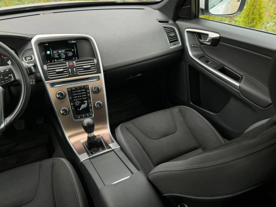 Balts Volvo XC60 2013 Rīga, ar dzinēja tilpumu 2.40 L un nobraukumu 255 tūkst. km par 12990 €, foto 4 vietnē AUTOMOTO.COM.LV