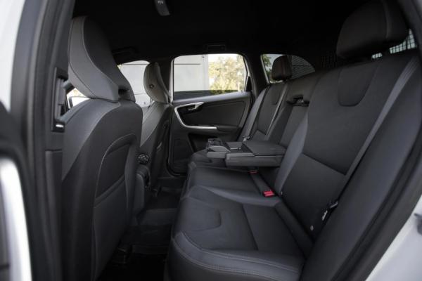 Balts Volvo XC60 2013 Rīga, ar dzinēja tilpumu 2.40 L un nobraukumu 255 tūkst. km par 12990 €, foto 4 vietnē AUTOMOTO.COM.LV