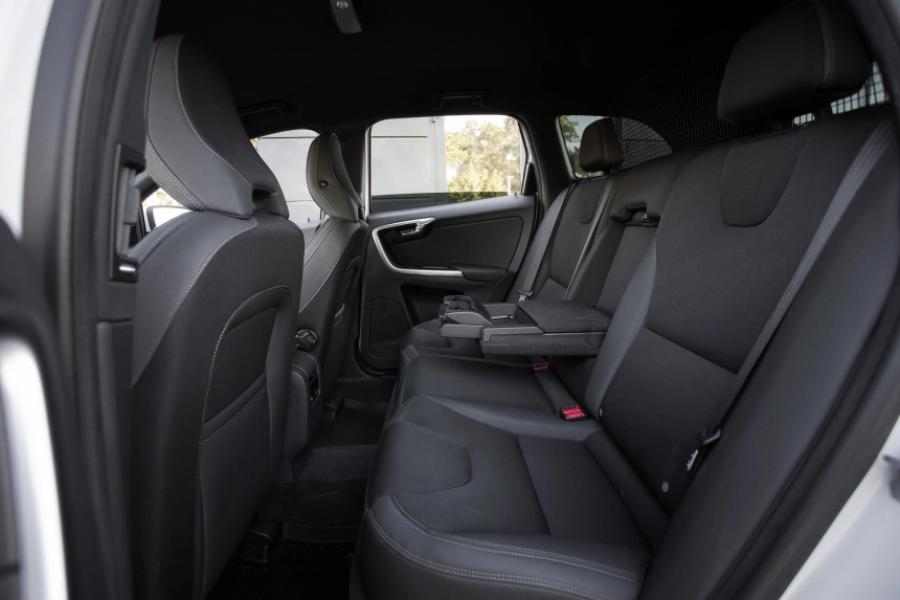Balts Volvo XC60 2013 Rīga, ar dzinēja tilpumu 2.40 L un nobraukumu 255 tūkst. km par 12990 €, foto 5 vietnē AUTOMOTO.COM.LV
