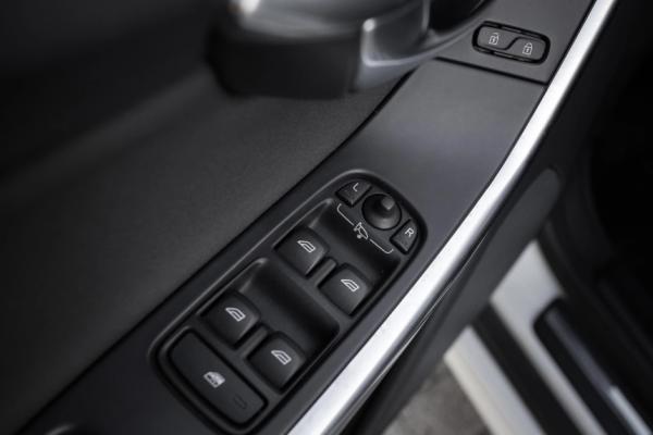Balts Volvo XC60 2013 Rīga, ar dzinēja tilpumu 2.40 L un nobraukumu 255 tūkst. km par 12990 €, foto 5 vietnē AUTOMOTO.COM.LV