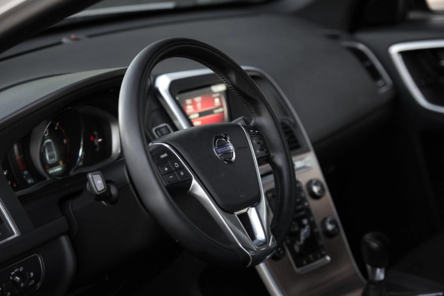 Balts Volvo XC60 2013 Rīga, ar dzinēja tilpumu 2.40 L un nobraukumu 255 tūkst. km par 12990 €, foto 8 vietnē AUTOMOTO.COM.LV