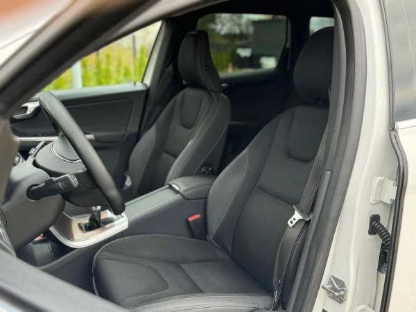 Balts Volvo XC60 2013 Rīga, ar dzinēja tilpumu 2.40 L un nobraukumu 255 tūkst. km par 12990 €, foto 9 vietnē AUTOMOTO.COM.LV