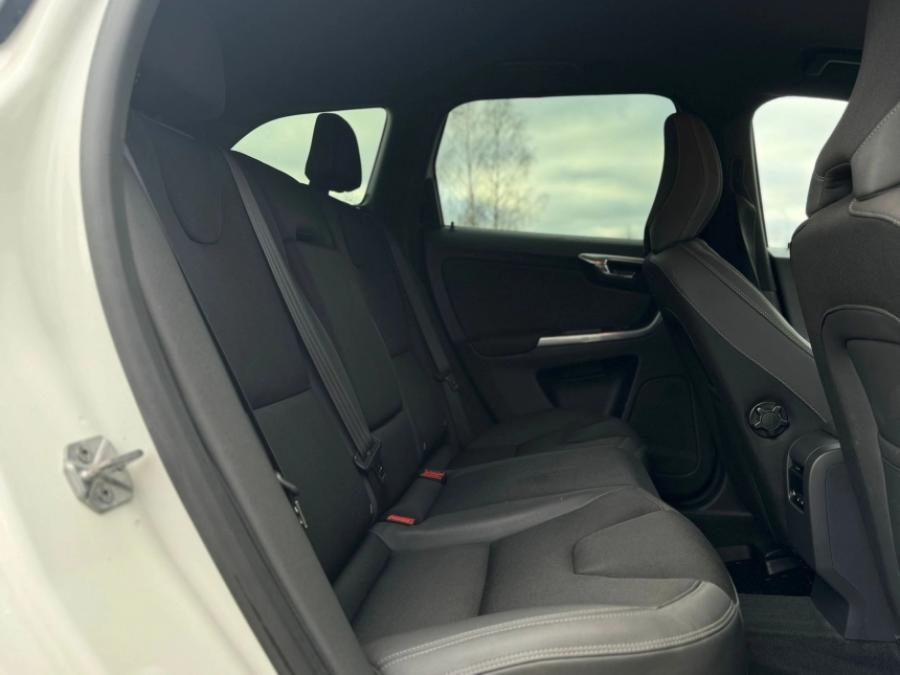 Balts Volvo XC60 2013 Rīga, ar dzinēja tilpumu 2.40 L un nobraukumu 255 tūkst. km par 12990 €, foto 25 vietnē AUTOMOTO.COM.LV