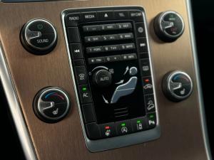 Balts Volvo XC60 2013 Rīga, ar dzinēja tilpumu 2.40 L un nobraukumu 255 tūkst. km par 12990 €, foto 30 vietnē AUTOMOTO.COM.LV