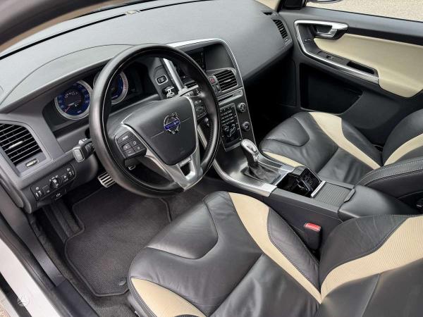 White Volvo XC60 2013 in Alytus, with an engine capacity of 2.00 L and mileage of 265 thousand km for 8950 €, photo 7 on AUTOMOTO.COM.LV
