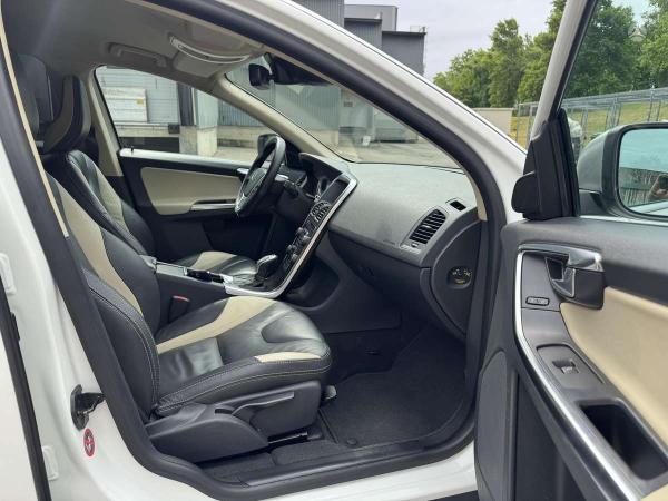 White Volvo XC60 2013 in Alytus, with an engine capacity of 2.00 L and mileage of 265 thousand km for 8950 €, photo 9 on AUTOMOTO.COM.LV