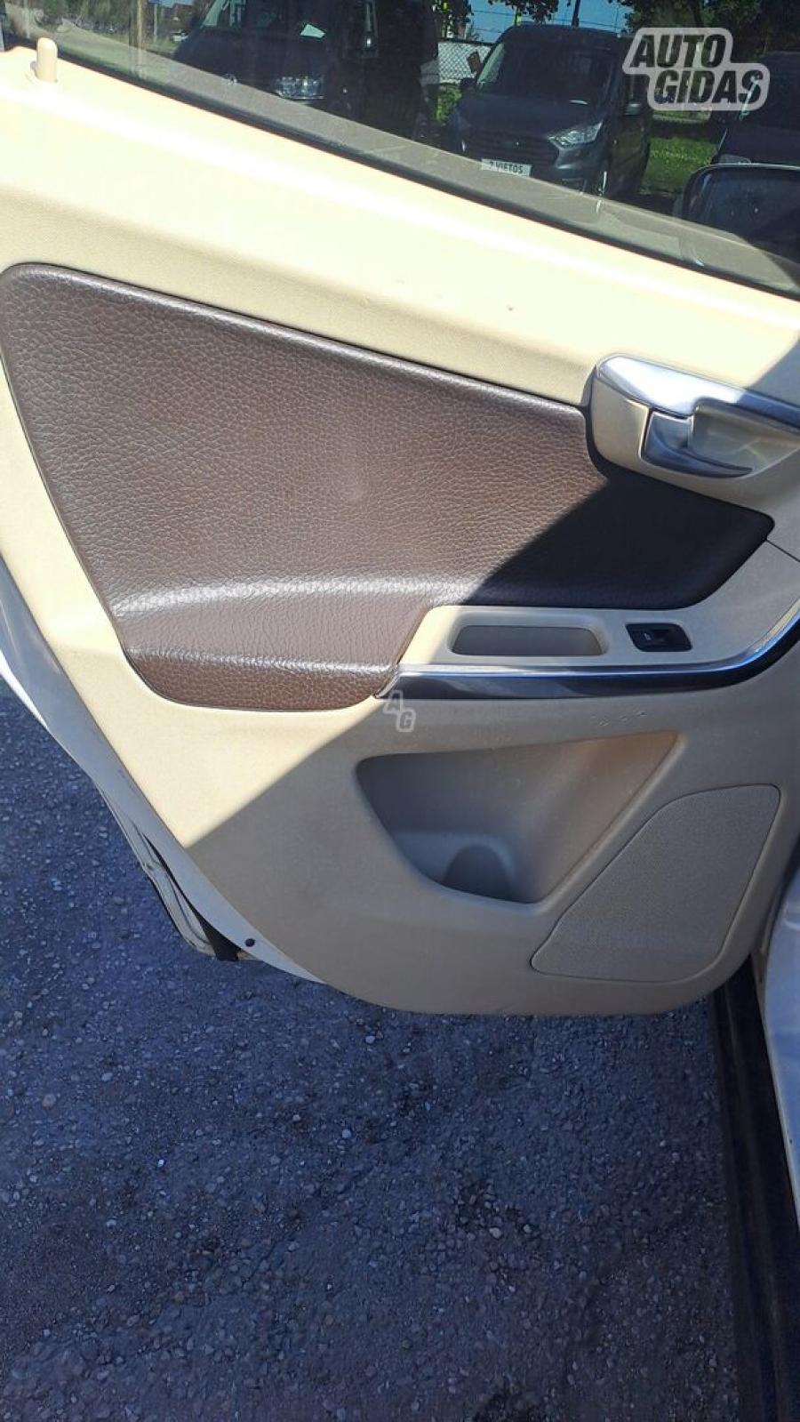 Balts Volvo XC60 2013 Viļņa, ar dzinēja tilpumu 2.40 L un nobraukumu 308 tūkst. km par 9950 €, foto 13 vietnē AUTOMOTO.COM.LV
