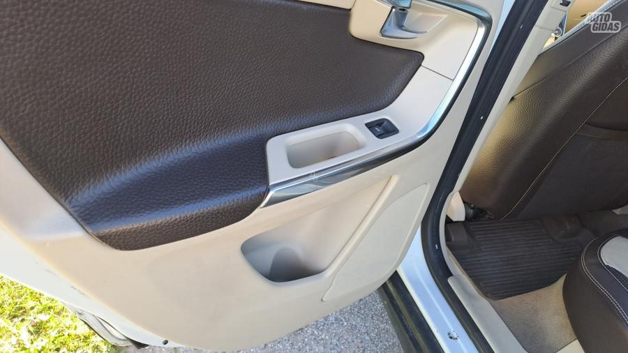 Balts Volvo XC60 2013 Viļņa, ar dzinēja tilpumu 2.40 L un nobraukumu 308 tūkst. km par 9950 €, foto 25 vietnē AUTOMOTO.COM.LV