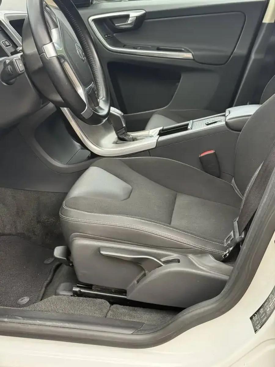White Volvo XC60 2013 in Riga, with an engine capacity of 2.40 L and mileage of 213 thousand km for 2000 €, photo 9 on AUTOMOTO.COM.LV