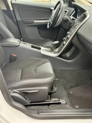 White Volvo XC60 2013 in Riga, with an engine capacity of 2.40 L and mileage of 213 thousand km for 2000 €, photo 10 on AUTOMOTO.COM.LV