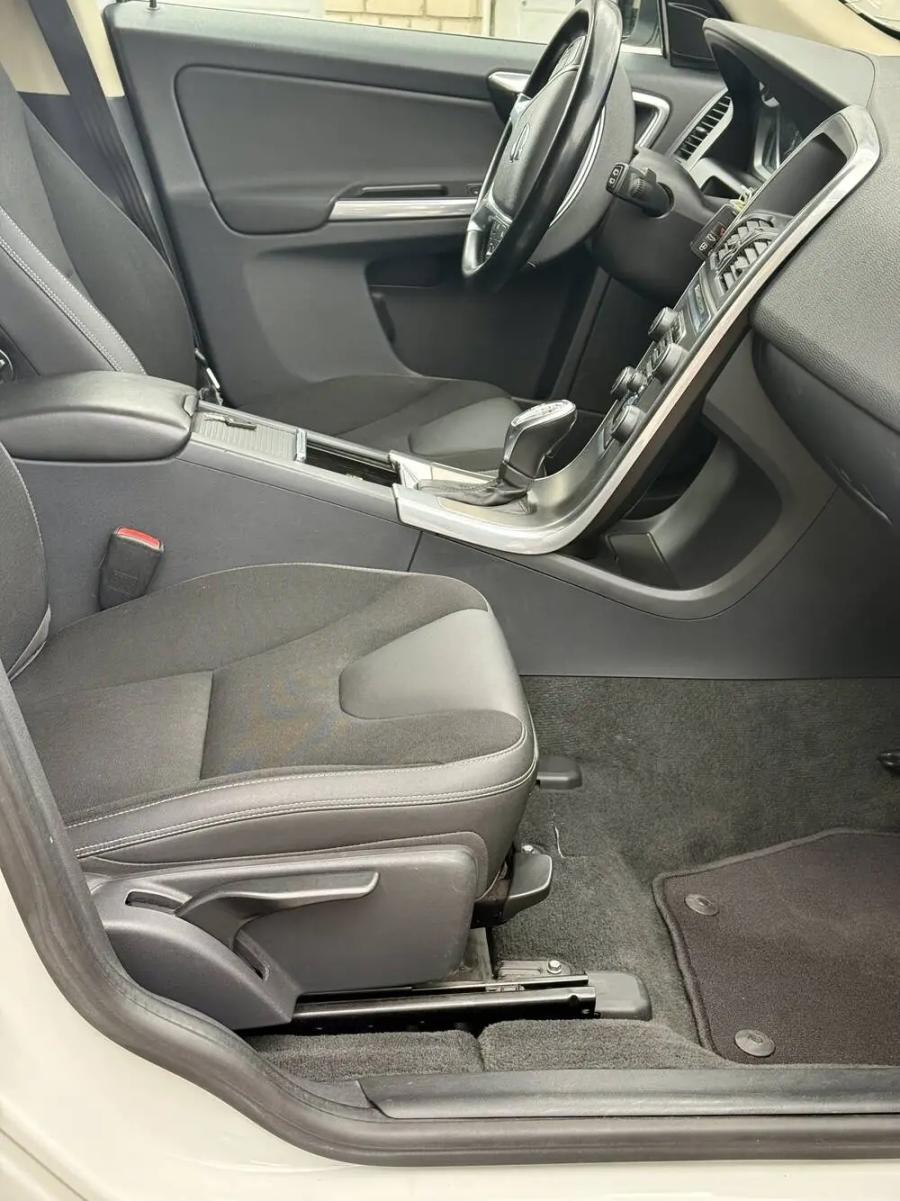 White Volvo XC60 2013 in Riga, with an engine capacity of 2.40 L and mileage of 213 thousand km for 2000 €, photo 10 on AUTOMOTO.COM.LV