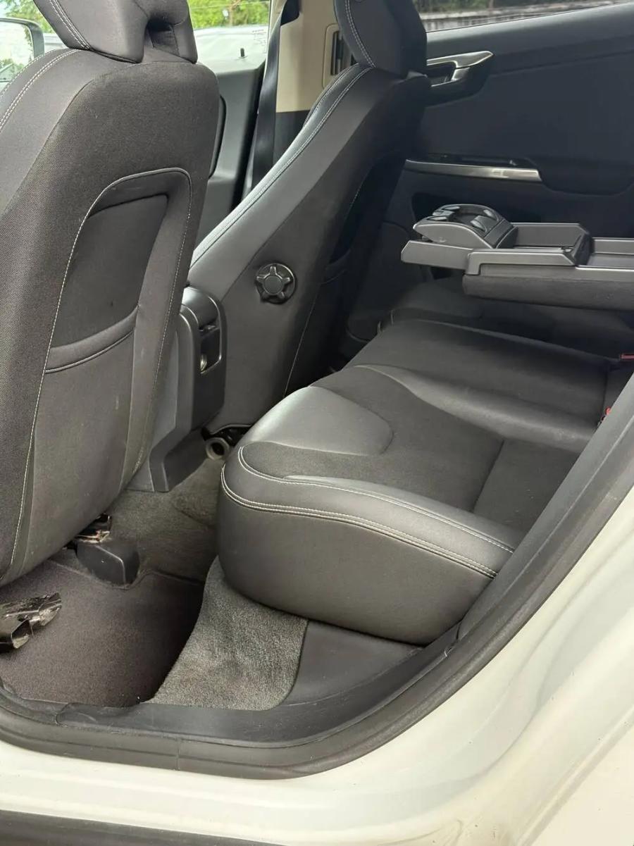 White Volvo XC60 2013 in Riga, with an engine capacity of 2.40 L and mileage of 213 thousand km for 2000 €, photo 11 on AUTOMOTO.COM.LV