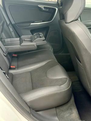 White Volvo XC60 2013 in Riga, with an engine capacity of 2.40 L and mileage of 213 thousand km for 2000 €, photo 12 on AUTOMOTO.COM.LV
