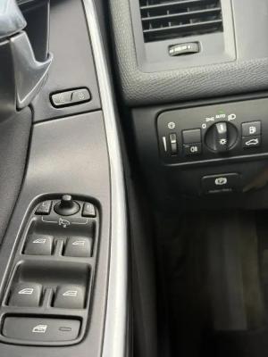 White Volvo XC60 2013 in Riga, with an engine capacity of 2.40 L and mileage of 213 thousand km for 2000 €, photo 15 on AUTOMOTO.COM.LV