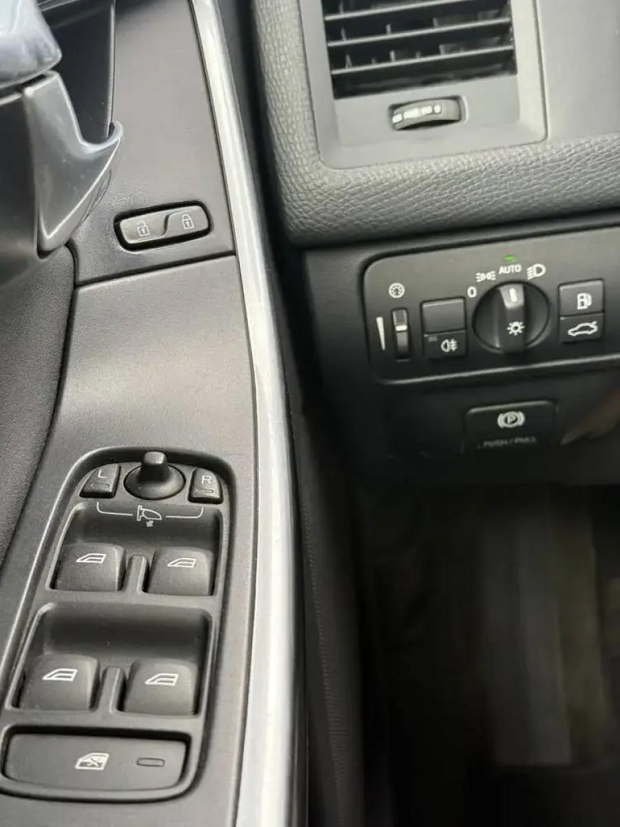 White Volvo XC60 2013 in Riga, with an engine capacity of 2.40 L and mileage of 213 thousand km for 2000 €, photo 15 on AUTOMOTO.COM.LV