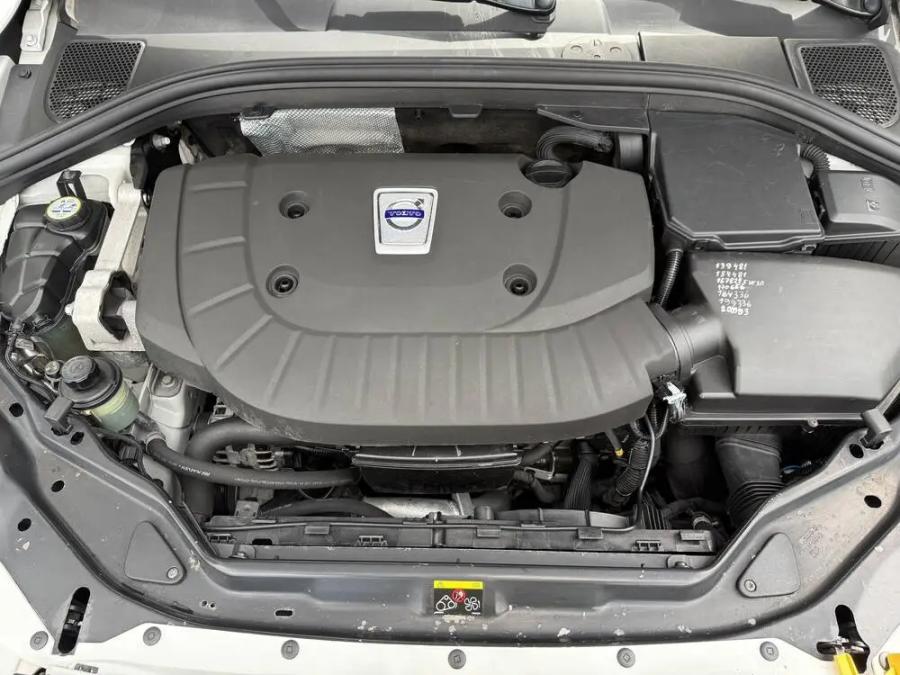 White Volvo XC60 2013 in Riga, with an engine capacity of 2.40 L and mileage of 213 thousand km for 2000 €, photo 16 on AUTOMOTO.COM.LV
