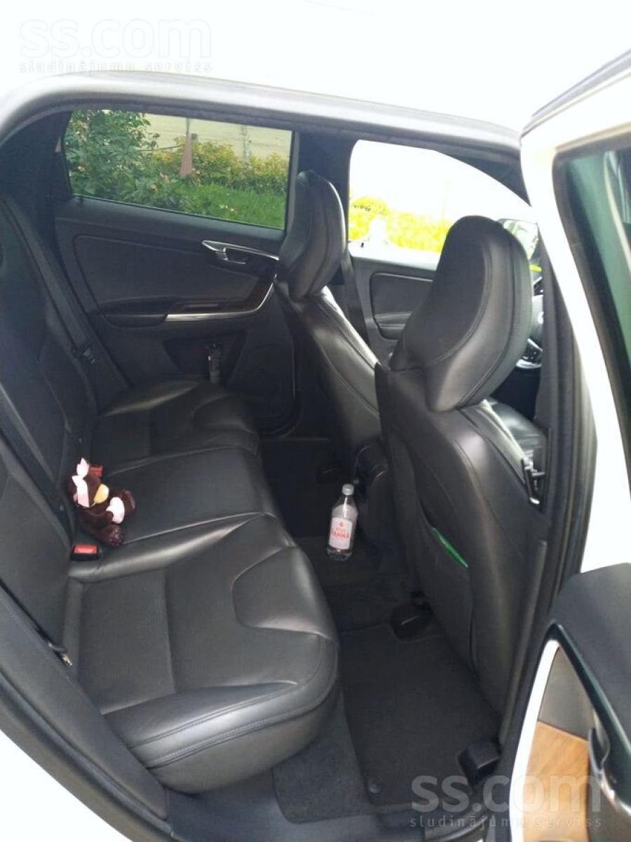 White Volvo XC60 2013 in Riga, with an engine capacity of 2.40 L and mileage of 288 thousand km for 13300 €, photo 8 on AUTOMOTO.COM.LV