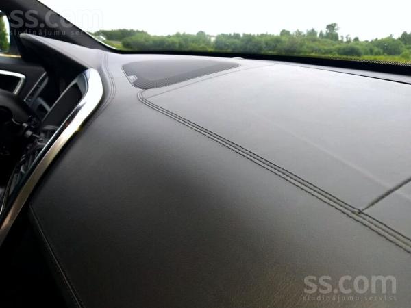 White Volvo XC60 2013 in Riga, with an engine capacity of 2.40 L and mileage of 288 thousand km for 13300 €, photo 8 on AUTOMOTO.COM.LV