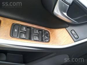 White Volvo XC60 2013 in Riga, with an engine capacity of 2.40 L and mileage of 288 thousand km for 13300 €, photo 12 on AUTOMOTO.COM.LV