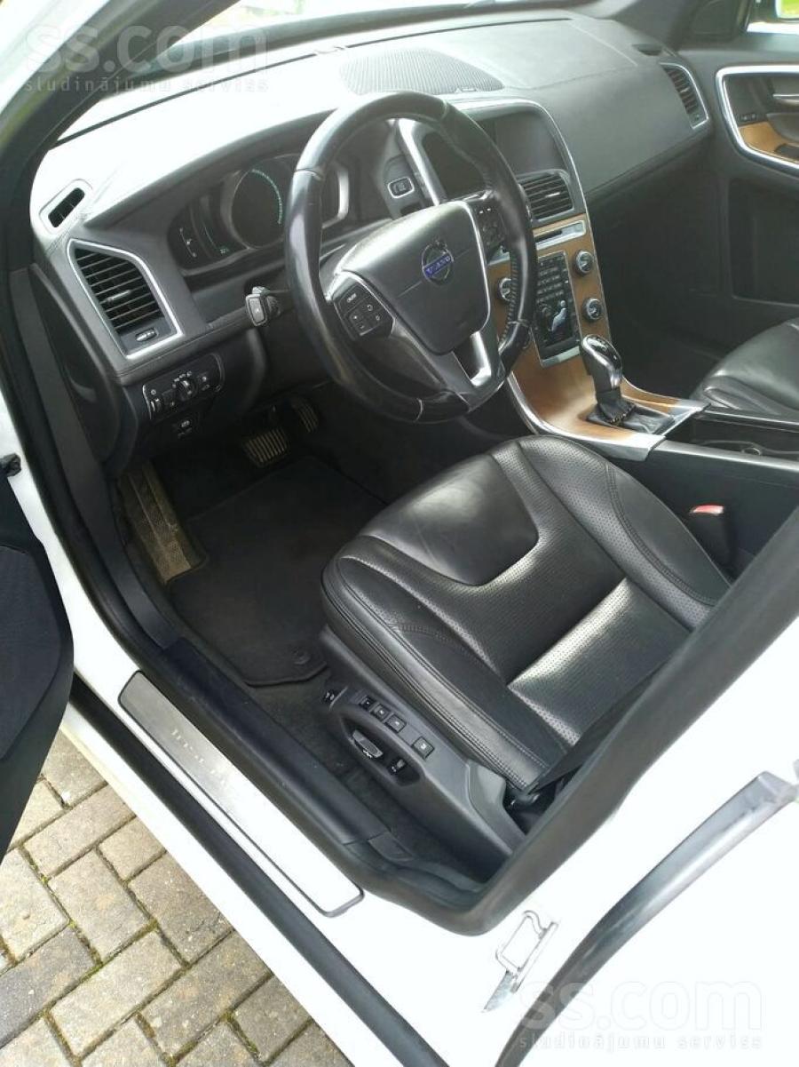 White Volvo XC60 2013 in Riga, with an engine capacity of 2.40 L and mileage of 288 thousand km for 13300 €, photo 14 on AUTOMOTO.COM.LV