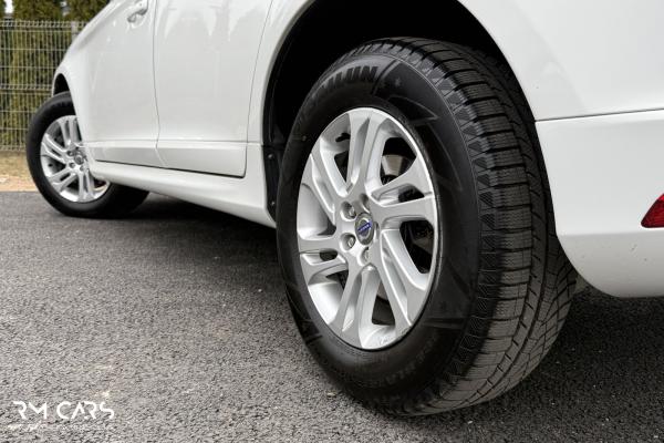 White Volvo XC60 2013 in Jelgava, with an engine capacity of 2.40 L and mileage of 210 thousand km for 11950 €, photo 6 on AUTOMOTO.COM.LV