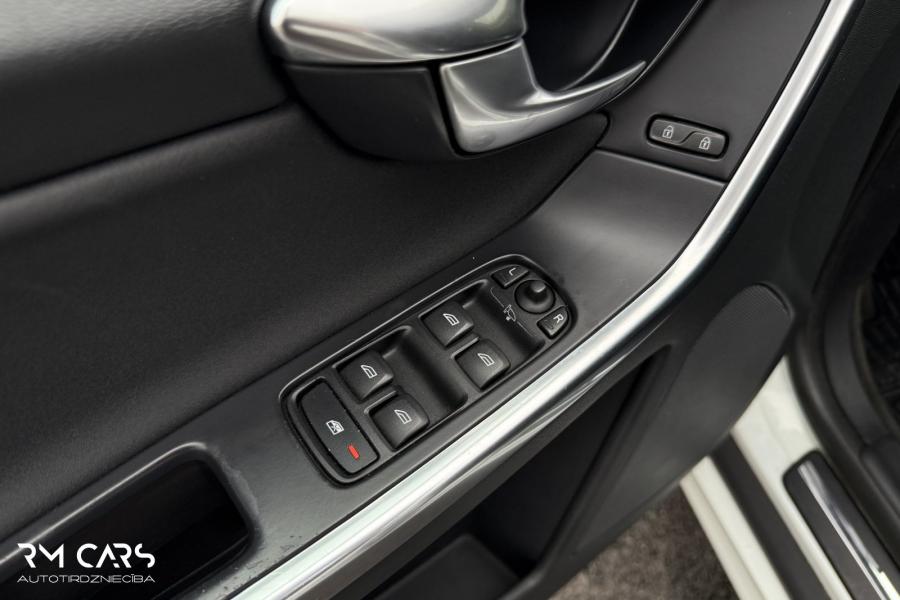 Balts Volvo XC60 2013 Jelgava, ar dzinēja tilpumu 2.40 L un nobraukumu 210 tūkst. km par 11950 €, foto 22 vietnē AUTOMOTO.COM.LV