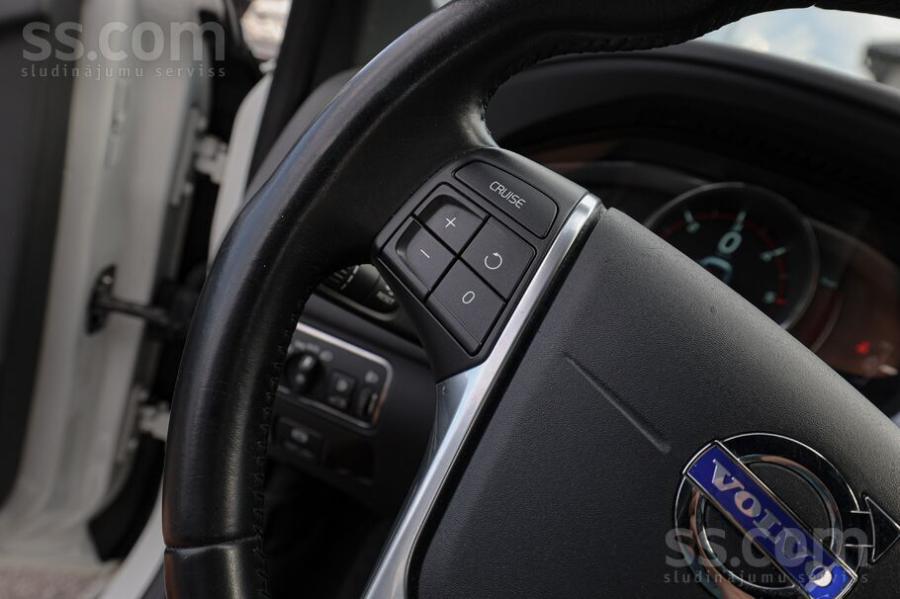 Balts Volvo XC60 2013 Jelgava, ar dzinēja tilpumu 2.00 L un nobraukumu 0 tūkst. km par 11990 €, foto 20 vietnē AUTOMOTO.COM.LV
