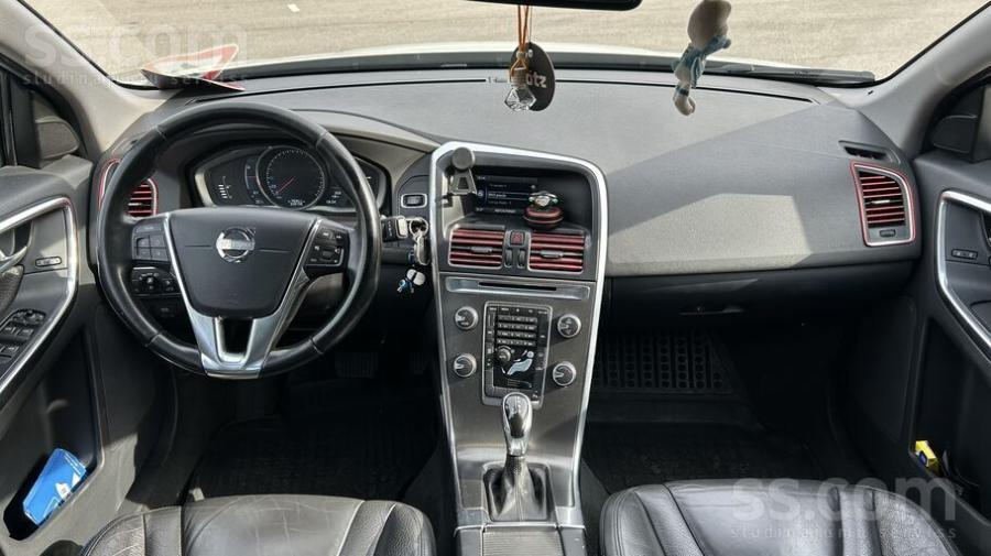 Balts Volvo XC60 2013 Cēsis, ar dzinēja tilpumu 2.00 L un nobraukumu 326 tūkst. km par 10700 €, foto 9 vietnē AUTOMOTO.COM.LV