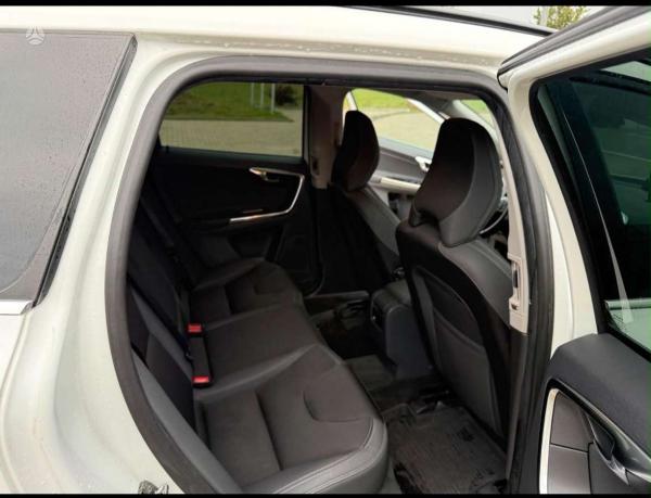 Balts Volvo XC60 2013 Marijampole, ar dzinēja tilpumu 2.40 L un nobraukumu 339 tūkst. km par 11450 €, foto 5 vietnē AUTOMOTO.COM.LV