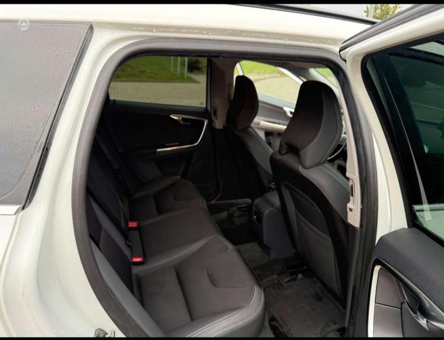 Balts Volvo XC60 2013 Marijampole, ar dzinēja tilpumu 2.40 L un nobraukumu 339 tūkst. km par 11450 €, foto 6 vietnē AUTOMOTO.COM.LV