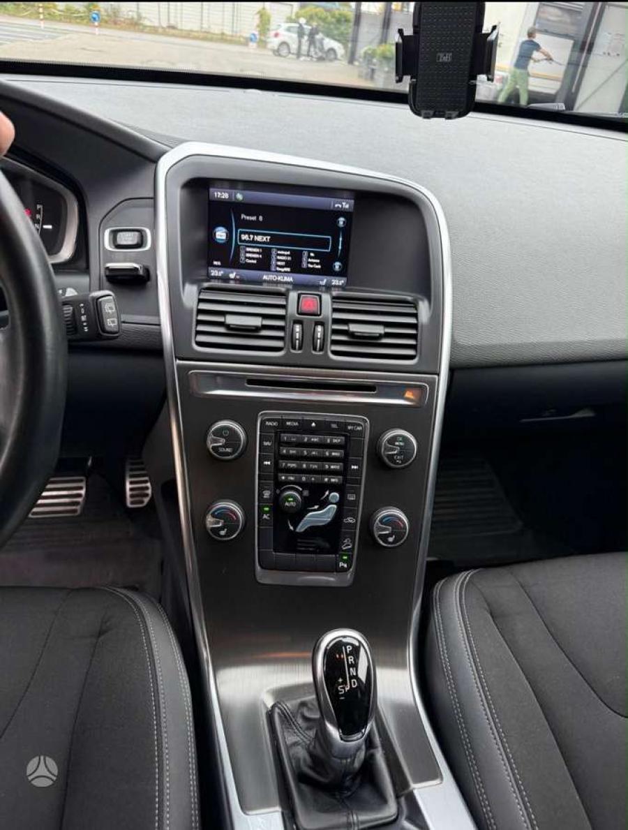 Balts Volvo XC60 2013 Marijampole, ar dzinēja tilpumu 2.40 L un nobraukumu 339 tūkst. km par 11450 €, foto 10 vietnē AUTOMOTO.COM.LV